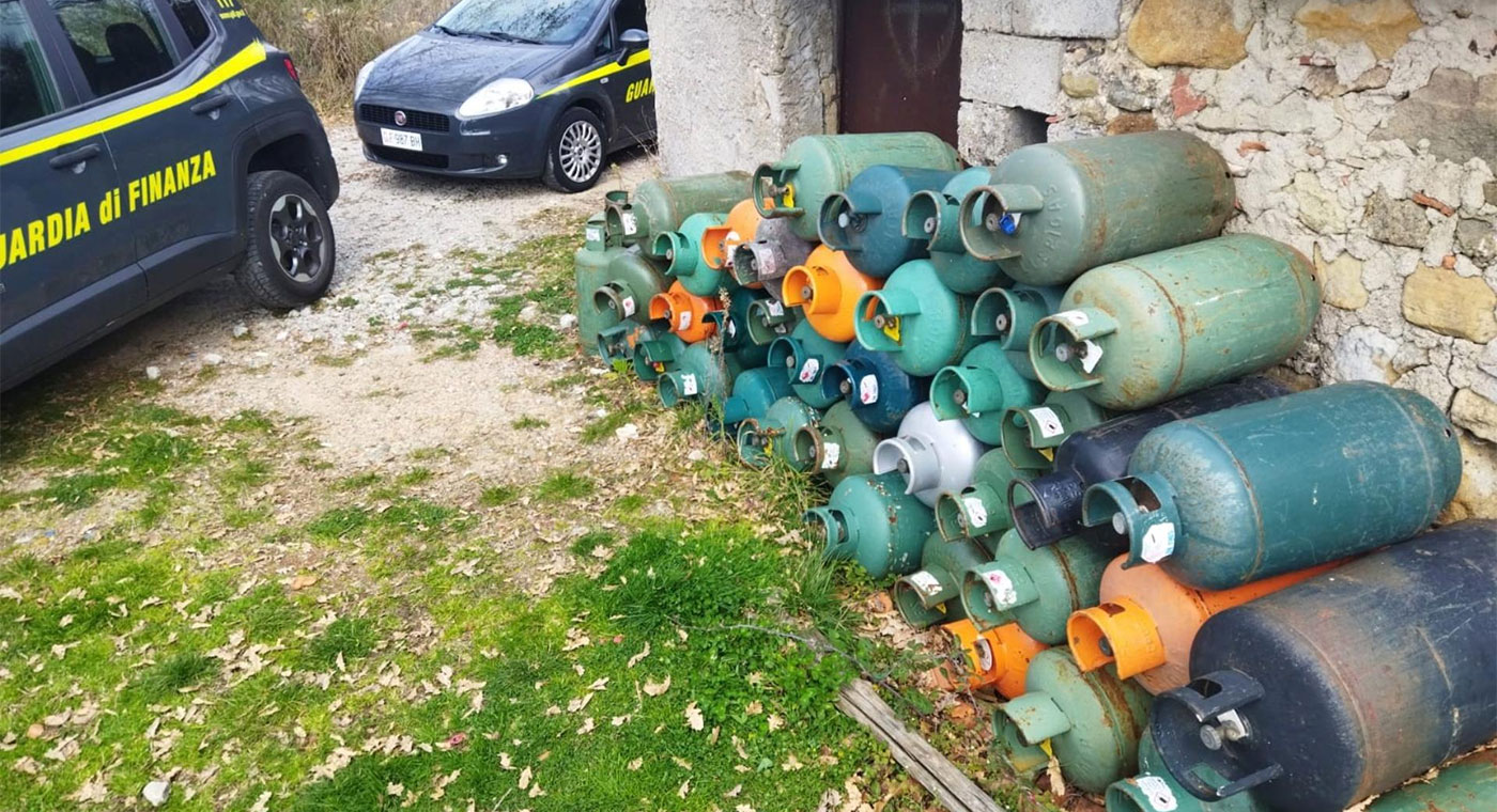 Sequestrate 79 bombole di Gpl all'esterno di un fabbricato